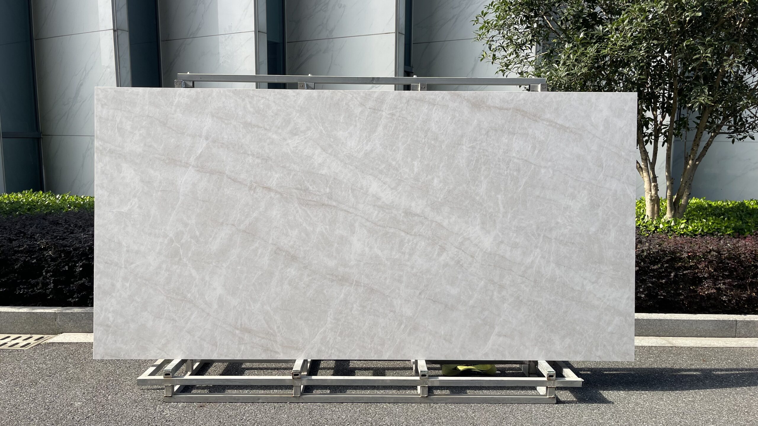 Sintered Stone vs. กระเบื้องแผ่นใหญ่ : เลือกแบบไหนดี?